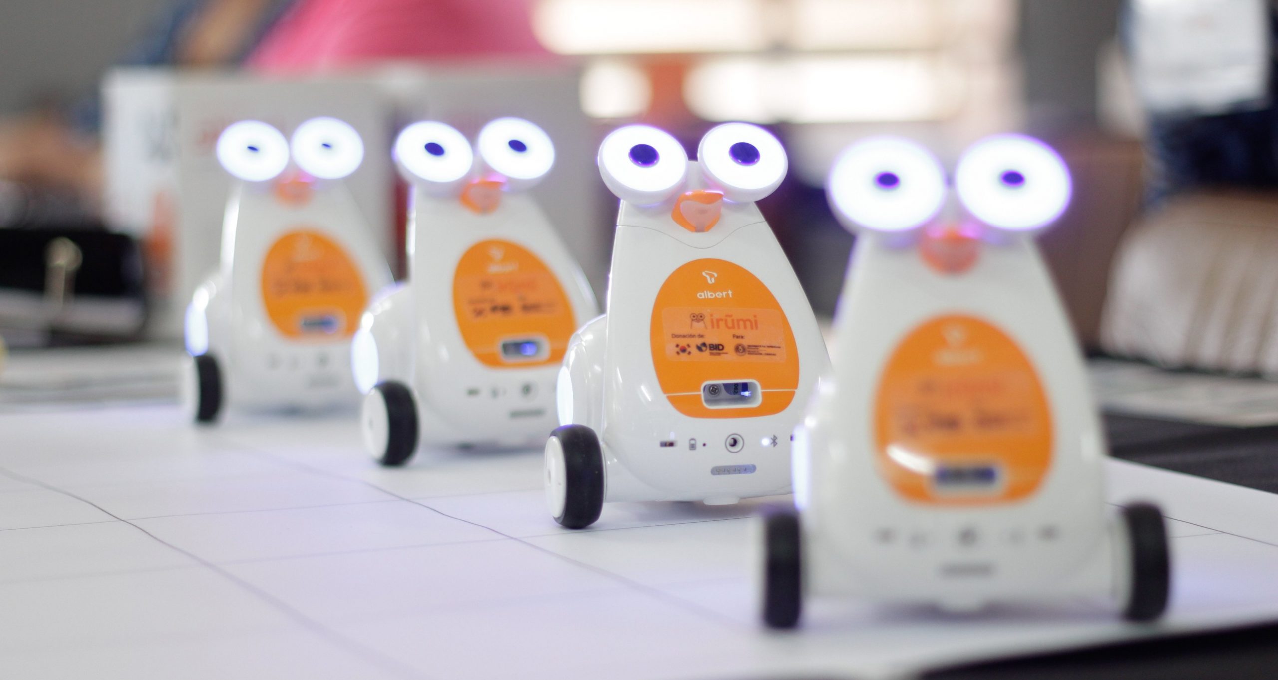 Para impulsar pensamiento computacional en escuelas: donan 900 robots ...