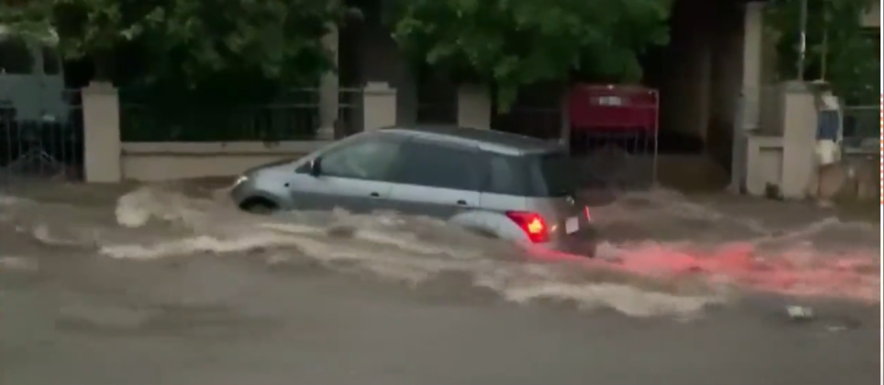 Temporal: Gente atrapada y vehículos arrastrados por raudales en ...